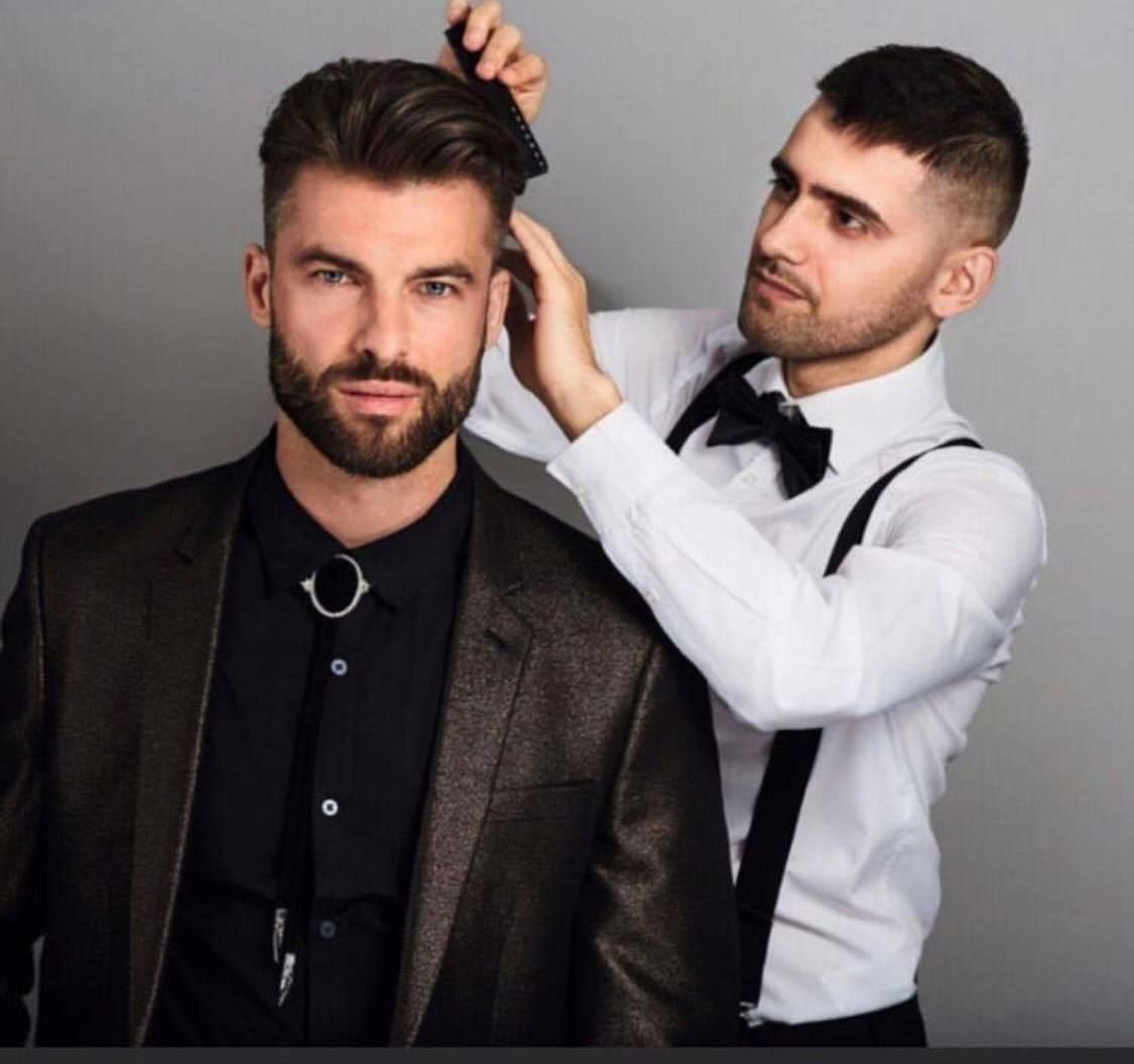 Frizerul din Caracal, care face senzaţie în cel mai luxos centru comercial din Paris, unde tunde ...